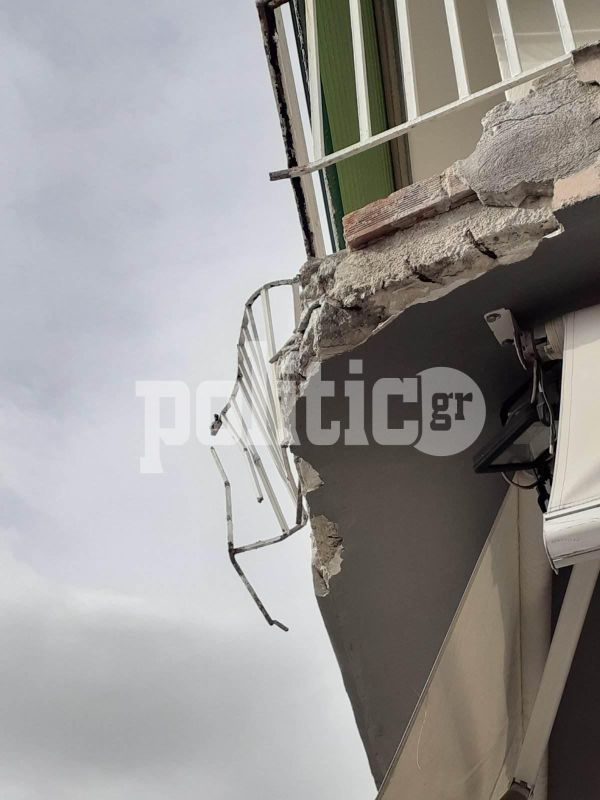 Θεσσαλονίκη: Φορτηγό ξήλωσε μπαλκόνι σπιτιού στην Άνω Πόλη – «Ο οδηγός ...