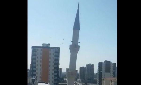 Τουρκία: Συγκλονιστικό βίντεο από τη στιγμή που κατέρρευσε μιναρές ...